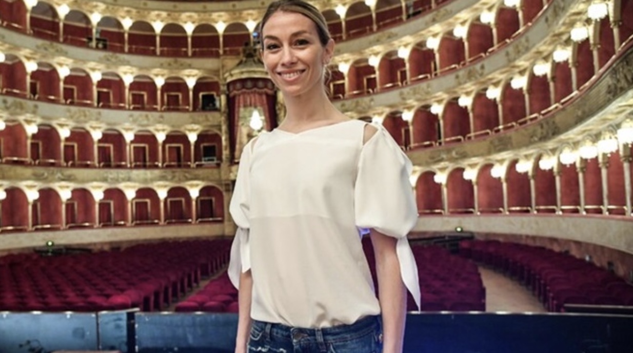 Eleonora Abbagnato encadre son persécuteur à l'aide d'un pot de ...