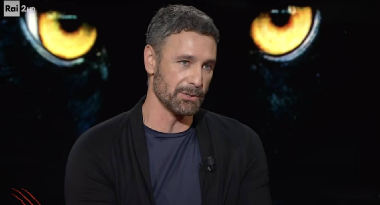 Le chef d'orchestre défend Raoul Bova: "Personne dans son secours ...